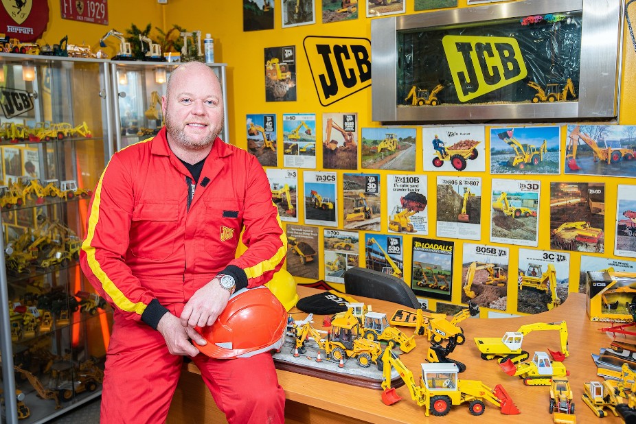 No Going Back for JCB ‘Superfan’ After JCB Hydradig Purchase
