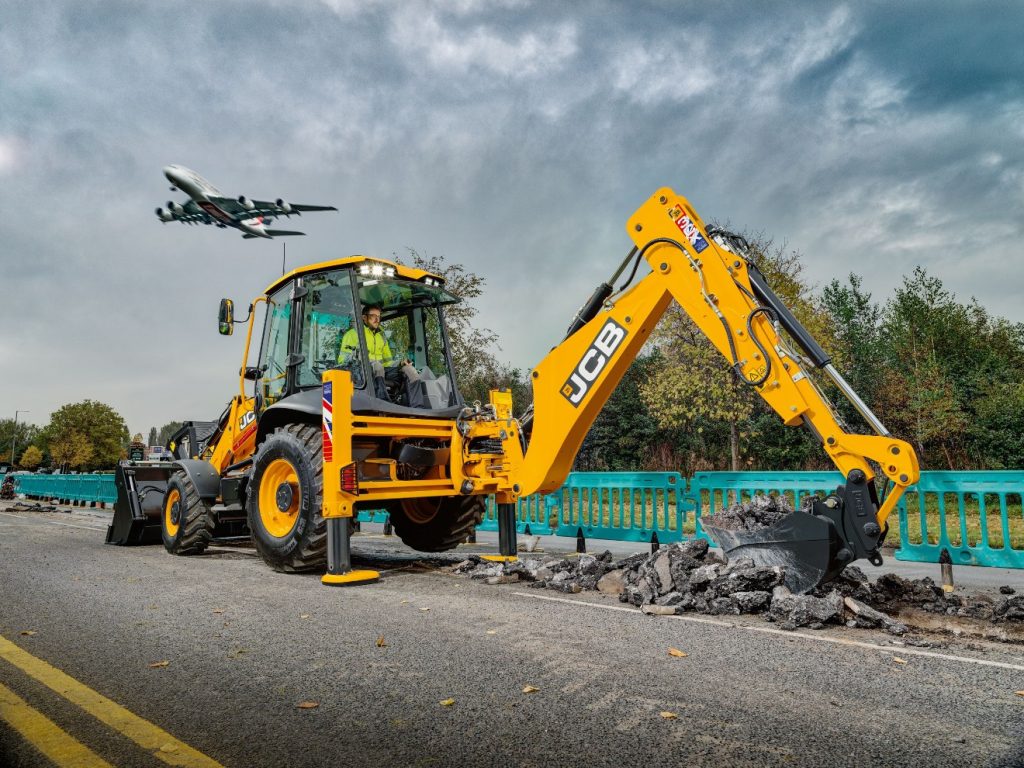 JCB Updates Market Leading 55kw 3CX Backhoe Loader